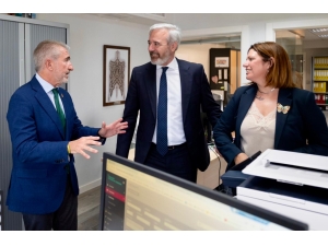El presidente de Aragón, Jorge Azcón, visita la sede de la AVT y ...